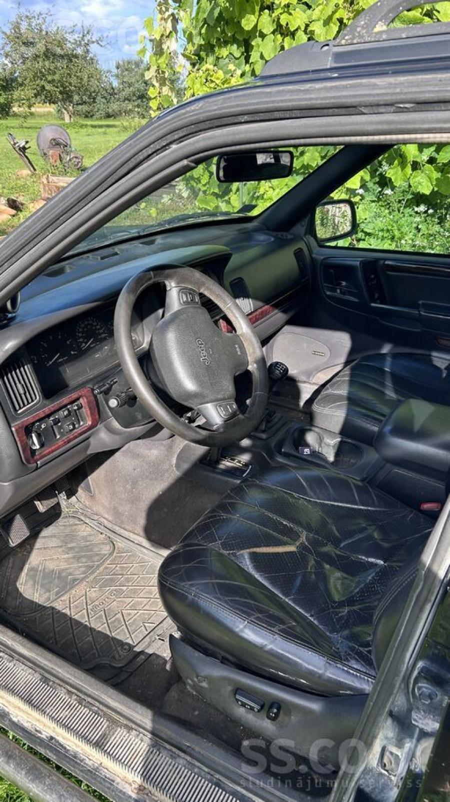 Black Jeep Grand Cherokee 1998 in Liepaja, with an engine capacity of 2.50 L and mileage of 0 thousand km for 545 €, photo 4 on AUTOMOTO.COM.LV