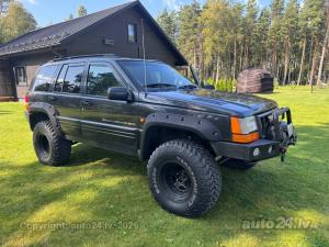 Melns Jeep Grand Cherokee 1998 Kuresāre, ar dzinēja tilpumu 5.90 L un nobraukumu 374 tūkst. km par 6100 €, foto  vietnē AUTOMOTO.COM.LV