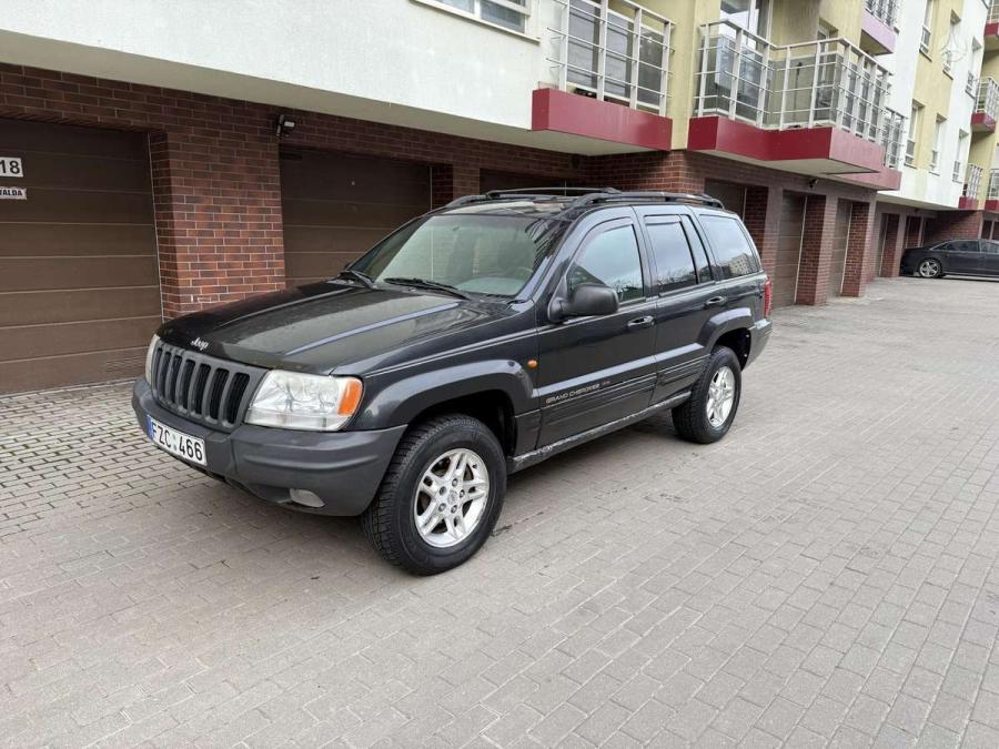 Black Jeep Grand Cherokee 2000 in Vilnius, with an engine capacity of 3.12 L and mileage of 230 thousand km for 1600 €, photo 1 on AUTOMOTO.COM.LV