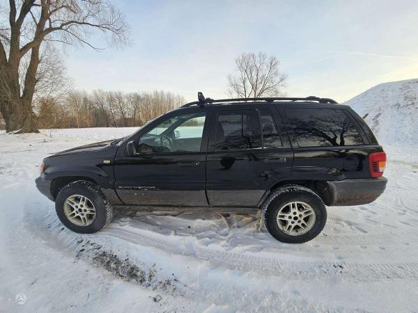 Black Jeep Grand Cherokee 2001 in Panevezys, with an engine capacity of 4.70 L and mileage of 206 thousand km for 3700 €, photo 3 on AUTOMOTO.COM.LV