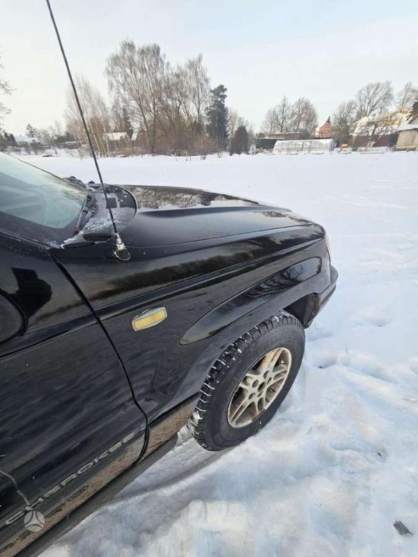 Black Jeep Grand Cherokee 2001 in Panevezys, with an engine capacity of 4.70 L and mileage of 206 thousand km for 3700 €, photo 6 on AUTOMOTO.COM.LV