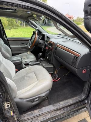 Black Jeep Grand Cherokee 2004 in Riga, with an engine capacity of 2.70 L and mileage of 315 thousand km for 3700 €, photo 4 on AUTOMOTO.COM.LV