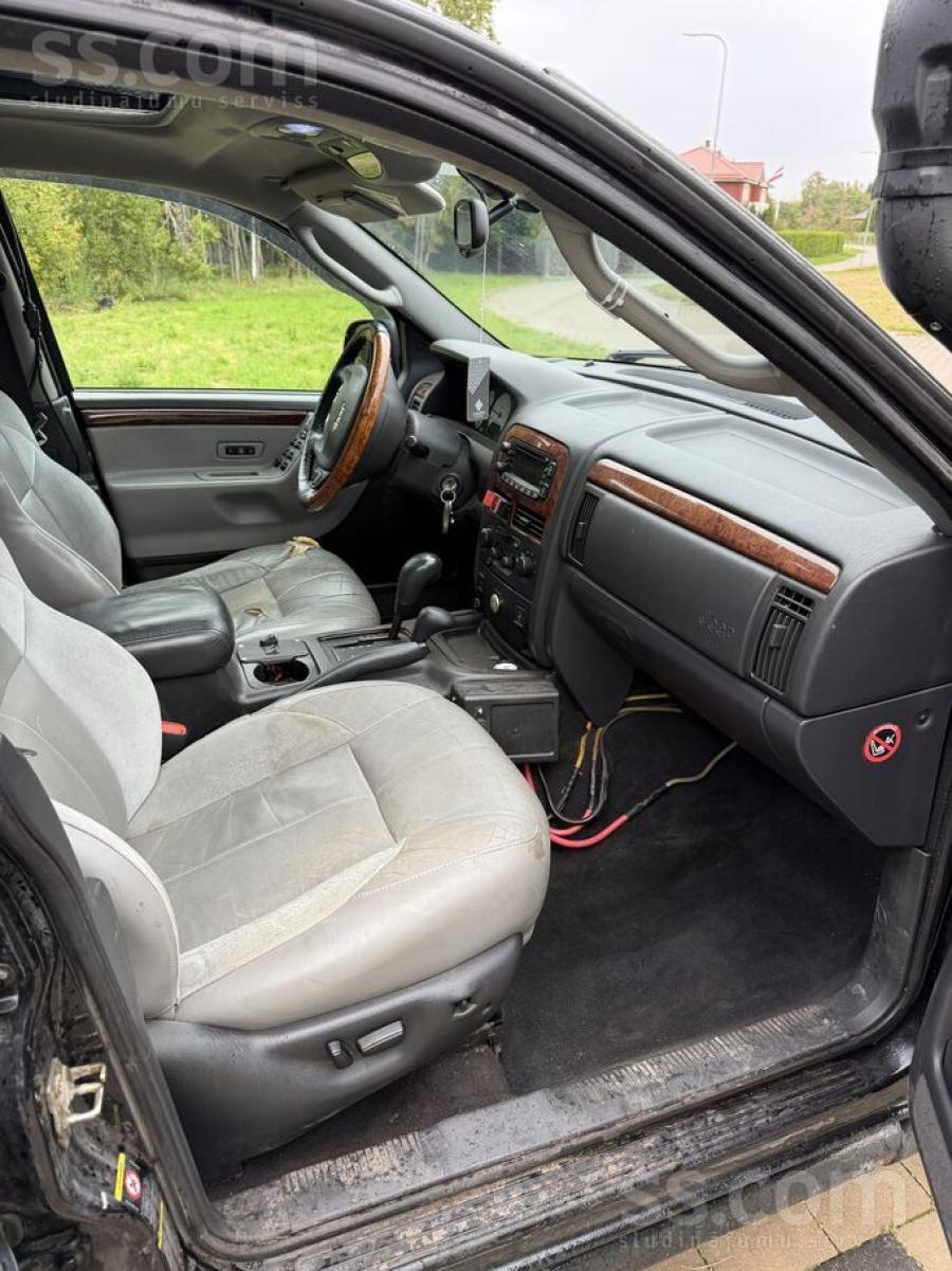 Black Jeep Grand Cherokee 2004 in Riga, with an engine capacity of 2.70 L and mileage of 315 thousand km for 3700 €, photo 4 on AUTOMOTO.COM.LV