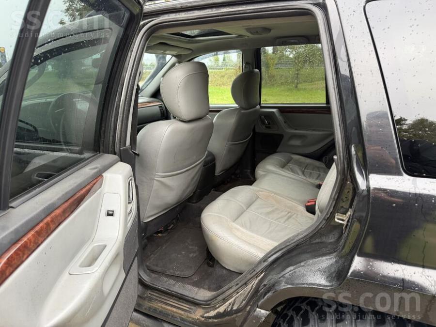 Black Jeep Grand Cherokee 2004 in Riga, with an engine capacity of 2.70 L and mileage of 315 thousand km for 3700 €, photo 10 on AUTOMOTO.COM.LV
