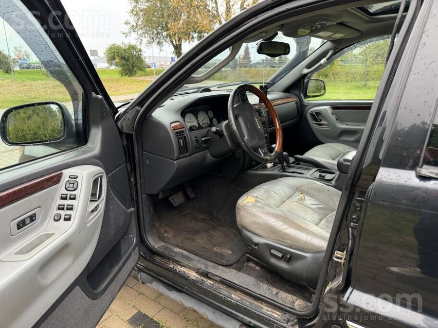 Black Jeep Grand Cherokee 2004 in Riga, with an engine capacity of 2.70 L and mileage of 315 thousand km for 3700 €, photo 12 on AUTOMOTO.COM.LV