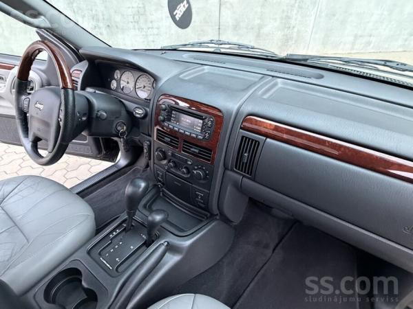 Black Jeep Grand Cherokee 2005 in Riga, with an engine capacity of 2.70 L and mileage of 0 thousand km for 8940 €, photo 10 on AUTOMOTO.COM.LV