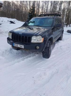 Melns Jeep Grand Cherokee 2006 Viļņa, ar dzinēja tilpumu 4.70 L un nobraukumu 410 tūkst. km par 2600 €, foto  vietnē AUTOMOTO.COM.LV