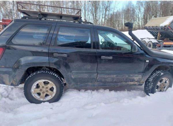 Black Jeep Grand Cherokee 2006 in Vilnius, with an engine capacity of 4.70 L and mileage of 410 thousand km for 2600 €, photo 3 on AUTOMOTO.COM.LV