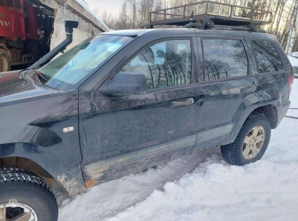 Black Jeep Grand Cherokee 2006 in Vilnius, with an engine capacity of 4.70 L and mileage of 410 thousand km for 2600 €, photo 5 on AUTOMOTO.COM.LV