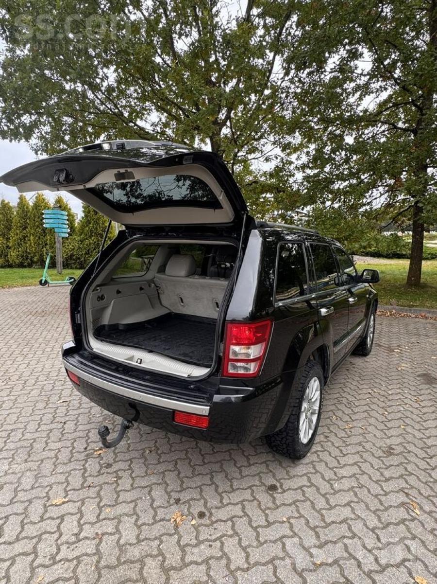Black Jeep Grand Cherokee 2006 in Valmiera, with an engine capacity of 3.00 L and mileage of 294 thousand km for 5900 €, photo 6 on AUTOMOTO.COM.LV