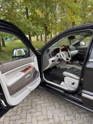 Black Jeep Grand Cherokee 2006 in Valmiera, with an engine capacity of 3.00 L and mileage of 294 thousand km for 5900 €, photo 8 on AUTOMOTO.COM.LV
