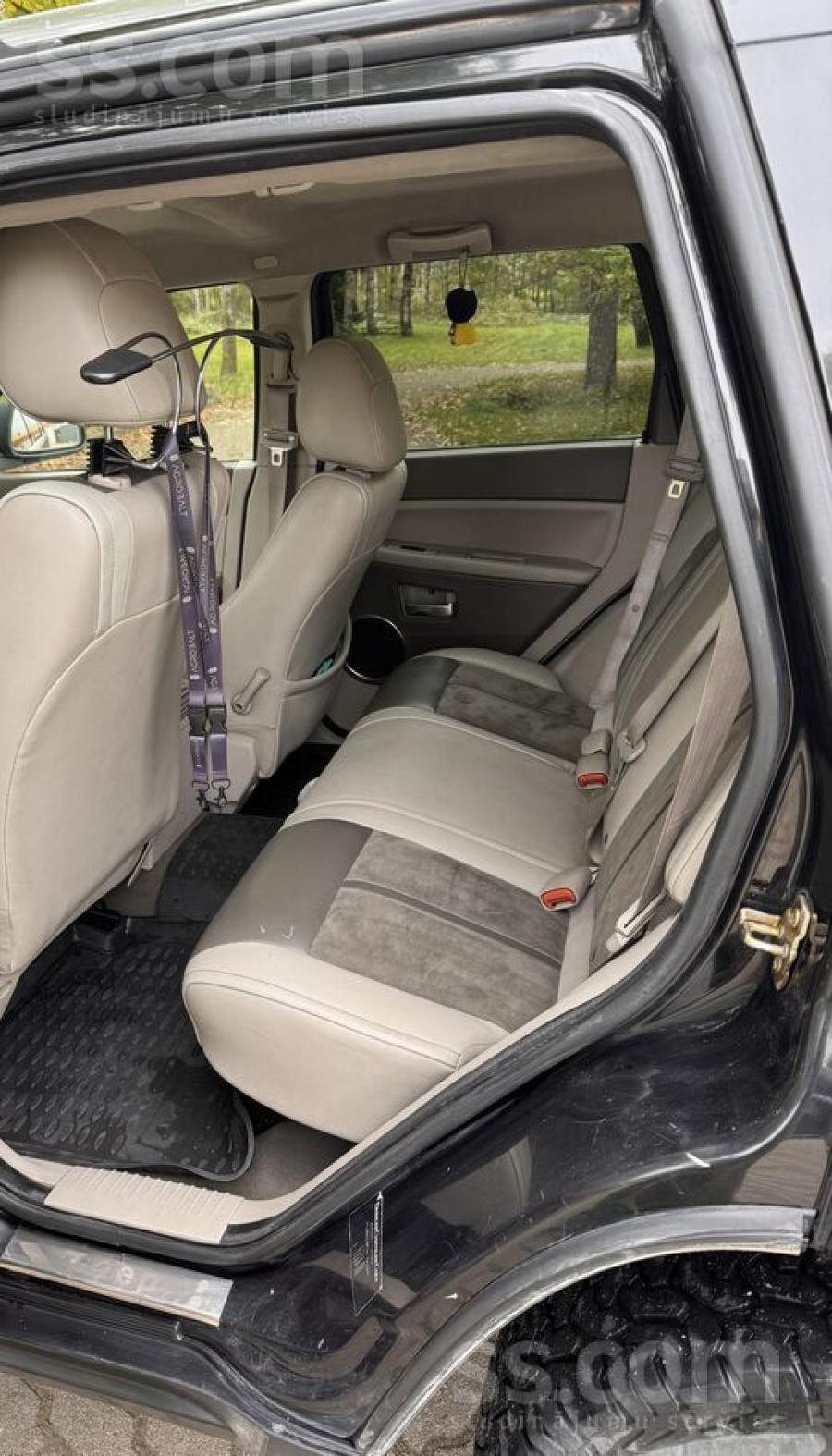 Black Jeep Grand Cherokee 2006 in Valmiera, with an engine capacity of 3.00 L and mileage of 294 thousand km for 5900 €, photo 9 on AUTOMOTO.COM.LV