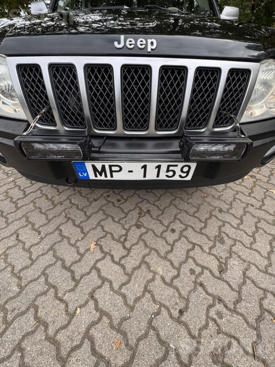 Black Jeep Grand Cherokee 2006 in Valmiera, with an engine capacity of 3.00 L and mileage of 294 thousand km for 5900 €, photo 11 on AUTOMOTO.COM.LV