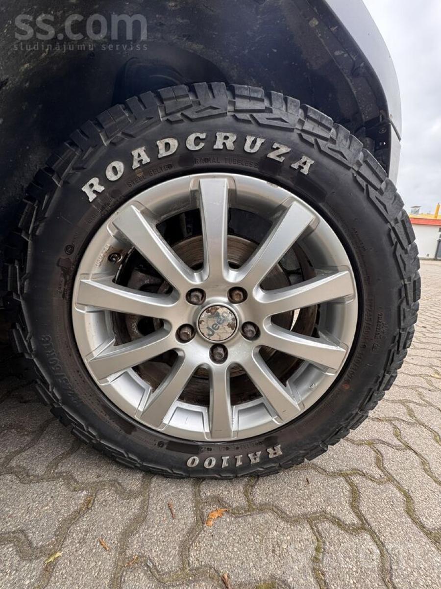 Black Jeep Grand Cherokee 2006 in Valmiera, with an engine capacity of 3.00 L and mileage of 294 thousand km for 5900 €, photo 12 on AUTOMOTO.COM.LV