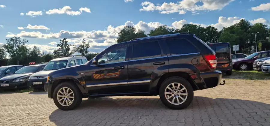 Black Jeep Grand Cherokee 2006 in Valmiera, with an engine capacity of 3.00 L and mileage of 236 thousand km for 3800 €, photo 6 on AUTOMOTO.COM.LV