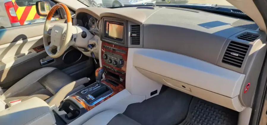 Black Jeep Grand Cherokee 2006 in Valmiera, with an engine capacity of 3.00 L and mileage of 236 thousand km for 3800 €, photo 10 on AUTOMOTO.COM.LV