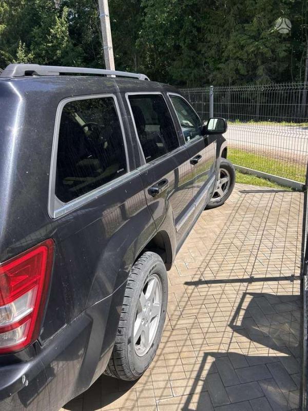 Black Jeep Grand Cherokee 2006 in Kaunas, with an engine capacity of 2.99 L and mileage of 217 thousand km for 2999 €, photo 4 on AUTOMOTO.COM.LV