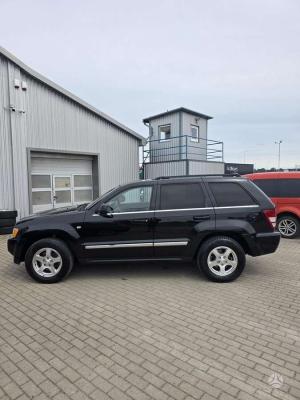 Black Jeep Grand Cherokee 2006 in Marijampole, with an engine capacity of 2.99 L and mileage of 218 thousand km for 5000 €, photo 5 on AUTOMOTO.COM.LV