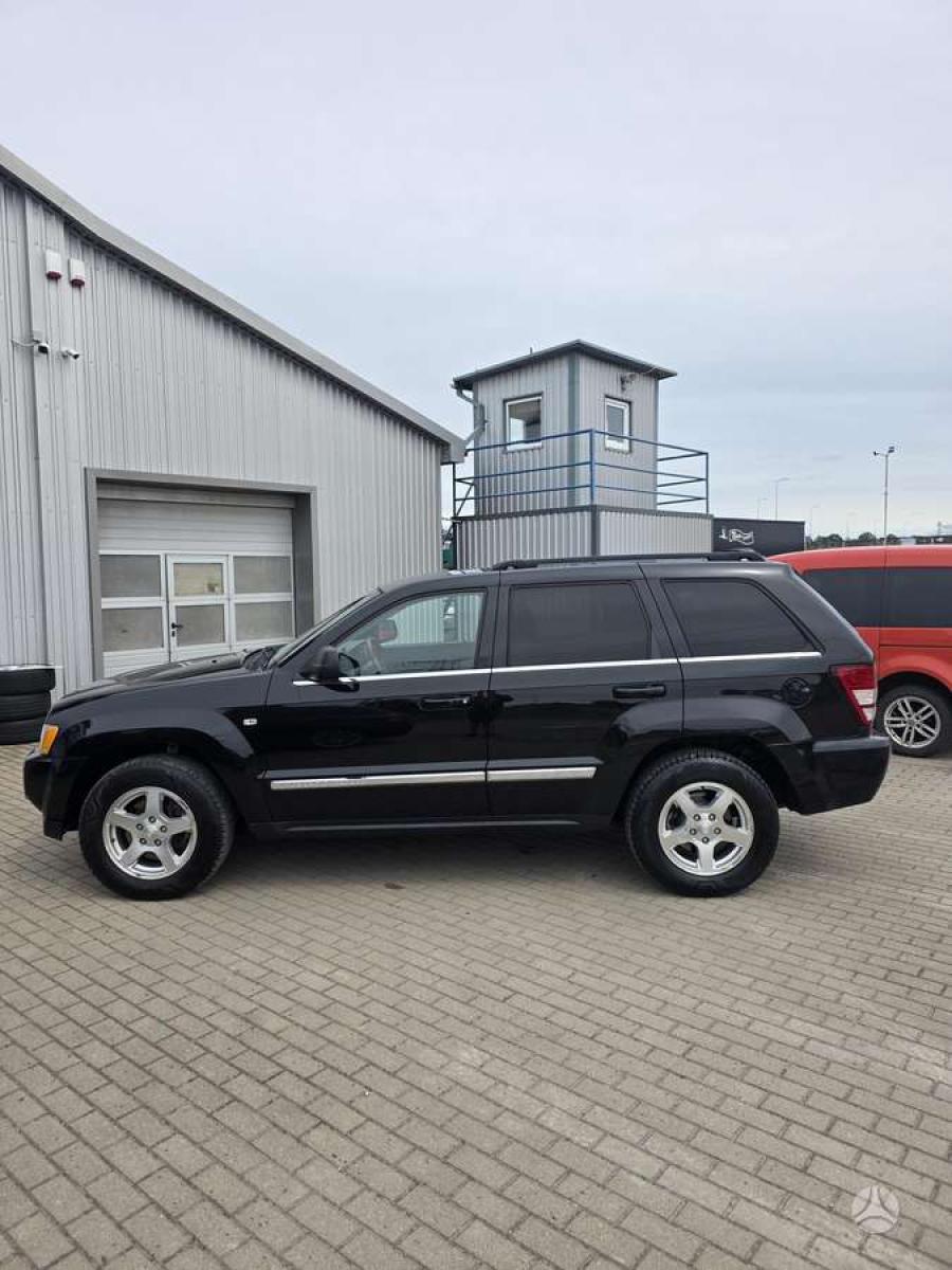 Black Jeep Grand Cherokee 2006 in Marijampole, with an engine capacity of 2.99 L and mileage of 218 thousand km for 5000 €, photo 5 on AUTOMOTO.COM.LV