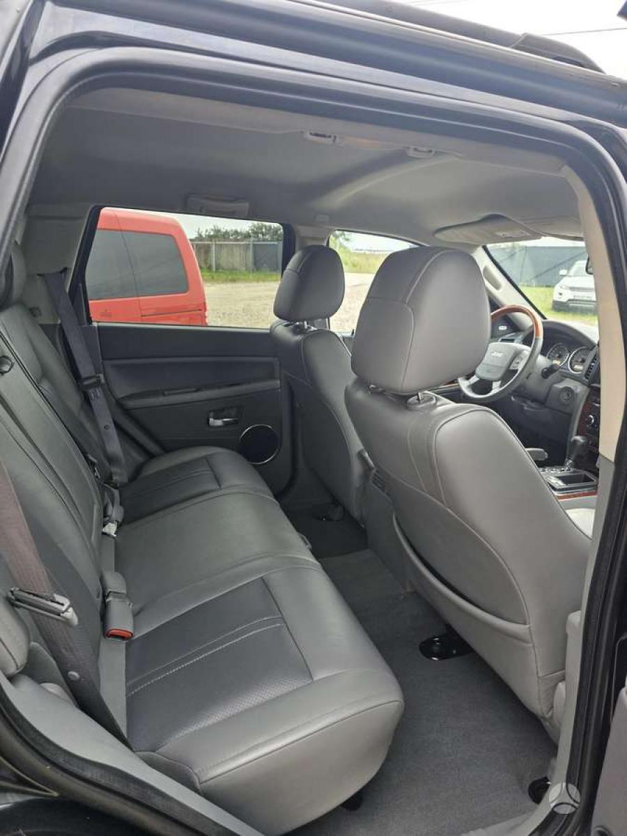 Black Jeep Grand Cherokee 2006 in Marijampole, with an engine capacity of 2.99 L and mileage of 218 thousand km for 5000 €, photo 12 on AUTOMOTO.COM.LV