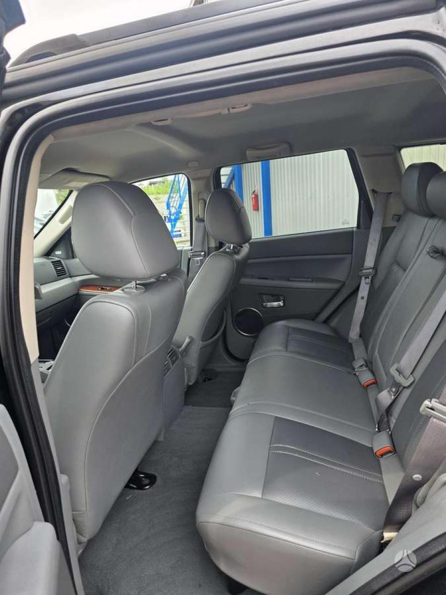 Black Jeep Grand Cherokee 2006 in Marijampole, with an engine capacity of 2.99 L and mileage of 218 thousand km for 5000 €, photo 14 on AUTOMOTO.COM.LV