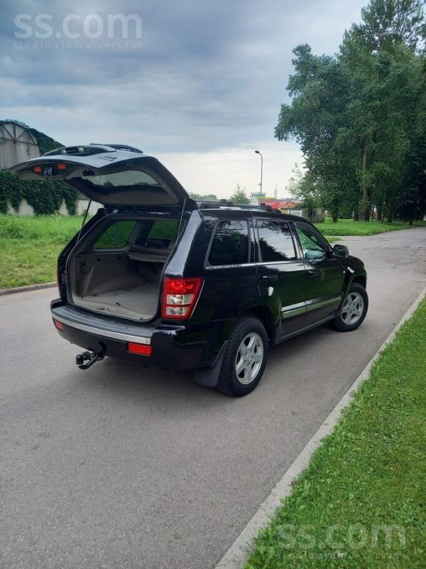 Black Jeep Grand Cherokee 2006 in Riga, with an engine capacity of 3.00 L and mileage of 292 thousand km for 4800 €, photo 5 on AUTOMOTO.COM.LV