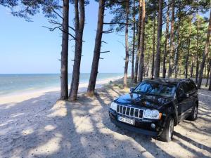 Black Jeep Grand Cherokee 2007 in Riga, with an engine capacity of 3.00 L and mileage of 242 thousand km for 31500 €, photo 1 on AUTOMOTO.COM.LV