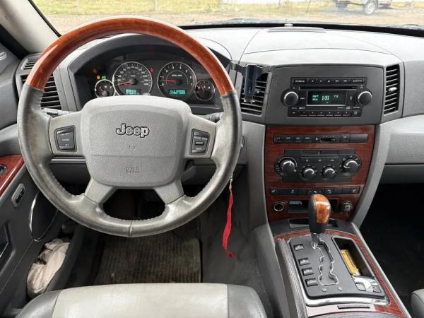 Black Jeep Grand Cherokee 2007 in Daugavpils, with an engine capacity of 3.00 L and mileage of 272 thousand km for 5750 €, photo 10 on AUTOMOTO.COM.LV