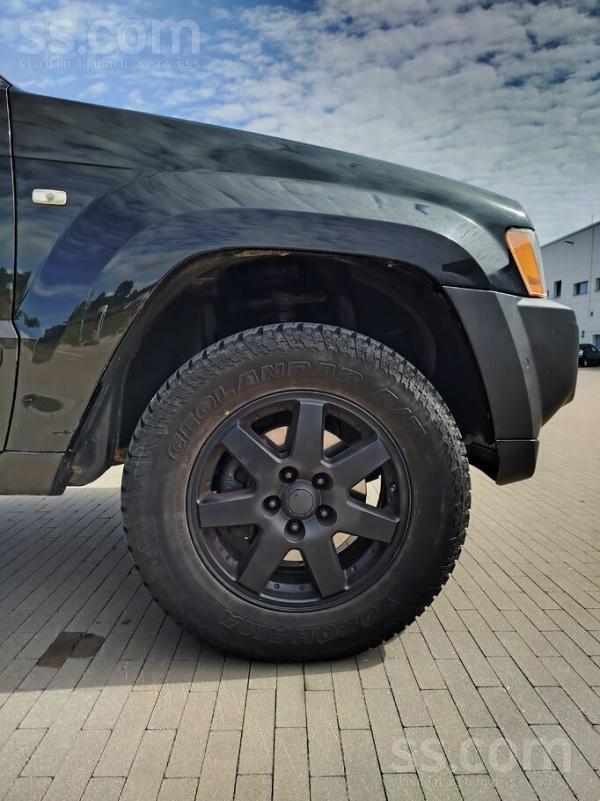 Black Jeep Grand Cherokee 2007 in Rezekne, with an engine capacity of 3.00 L and mileage of 335 thousand km for 7800 €, photo 8 on AUTOMOTO.COM.LV