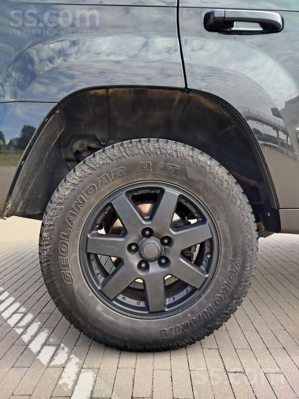 Black Jeep Grand Cherokee 2007 in Rezekne, with an engine capacity of 3.00 L and mileage of 335 thousand km for 7800 €, photo 9 on AUTOMOTO.COM.LV