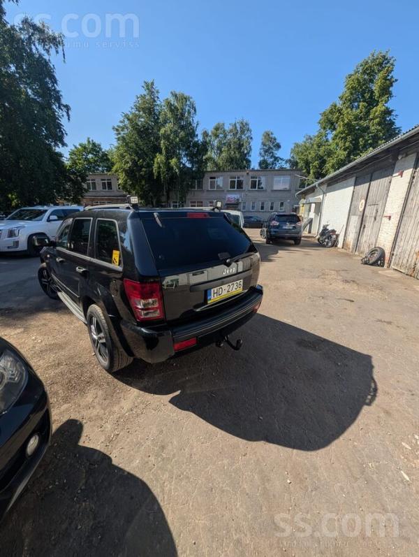 Black Jeep Grand Cherokee 2007 in Riga, with an engine capacity of 3.00 L and mileage of 260 thousand km for 5300 €, photo 3 on AUTOMOTO.COM.LV