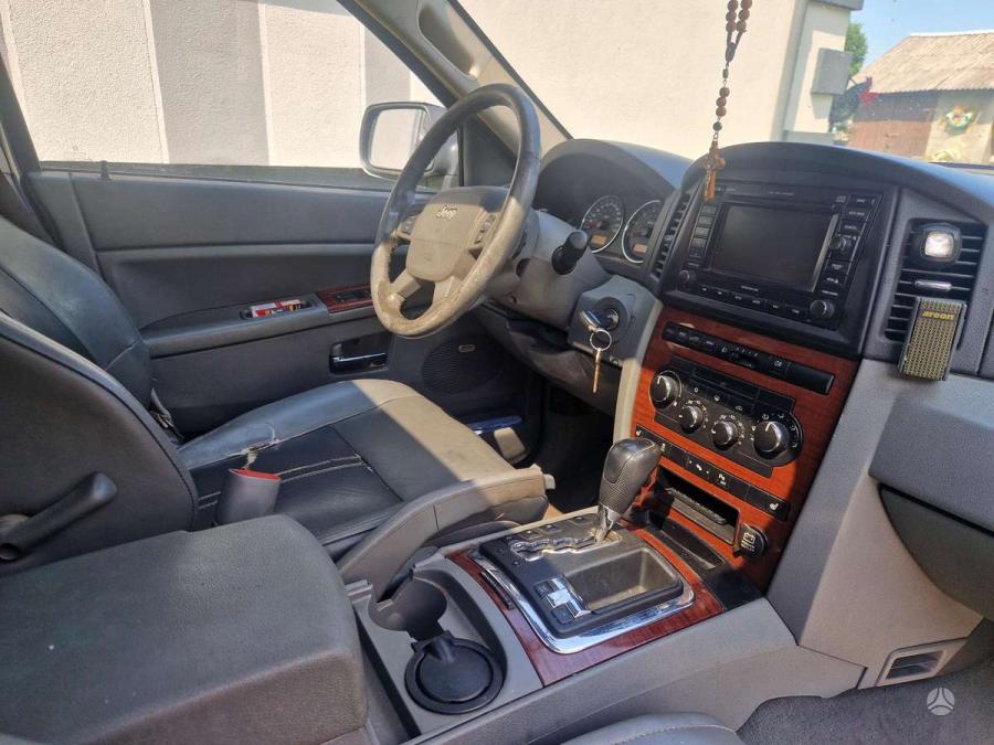 Black Jeep Grand Cherokee 2007 in Vilnius, with an engine capacity of 2.99 L and mileage of 202 thousand km for 4700 €, photo 7 on AUTOMOTO.COM.LV