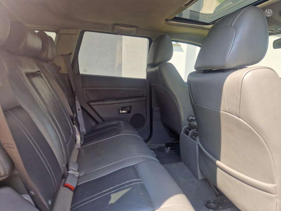 Black Jeep Grand Cherokee 2007 in Vilnius, with an engine capacity of 2.99 L and mileage of 202 thousand km for 4700 €, photo 8 on AUTOMOTO.COM.LV