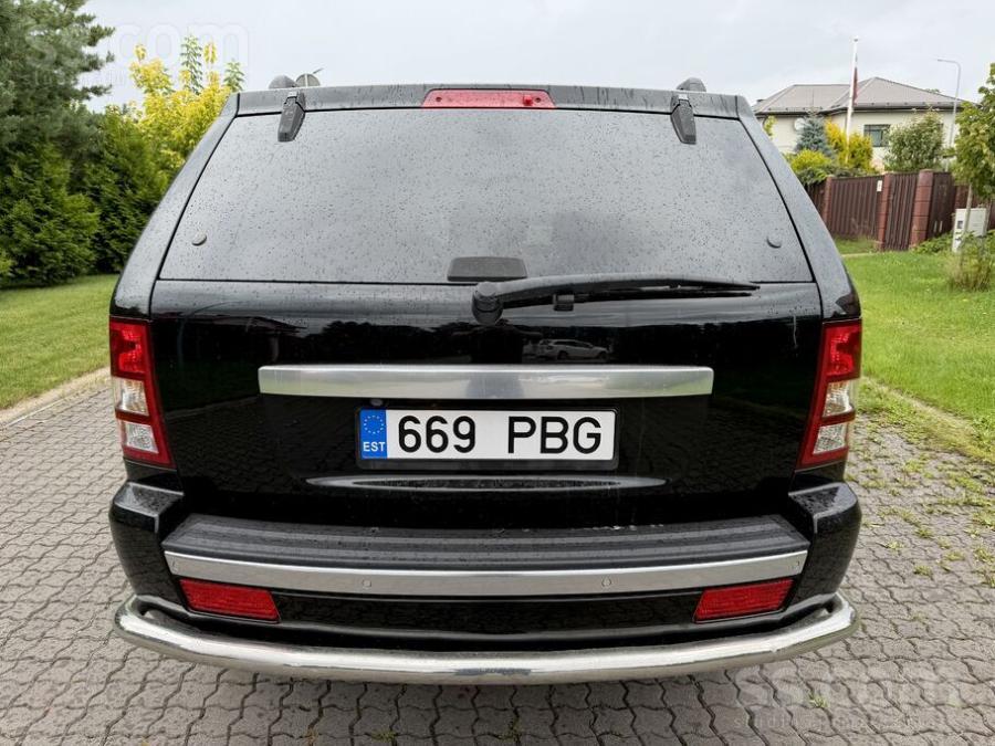 Black Jeep Grand Cherokee 2008 in Riga, with an engine capacity of 3.00 L and mileage of 258 thousand km for 5500 €, photo 6 on AUTOMOTO.COM.LV