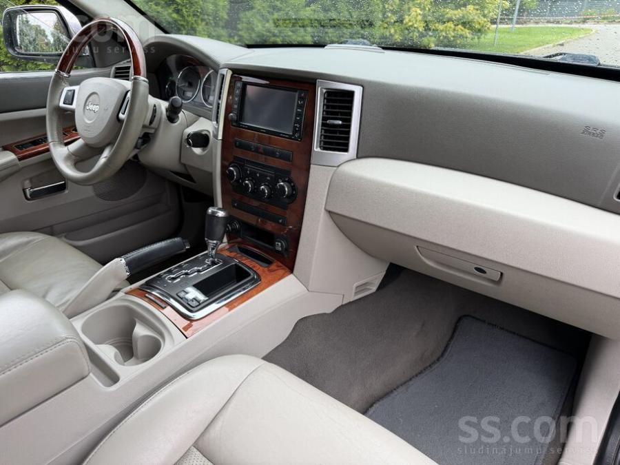 Black Jeep Grand Cherokee 2008 in Riga, with an engine capacity of 3.00 L and mileage of 258 thousand km for 5500 €, photo 8 on AUTOMOTO.COM.LV