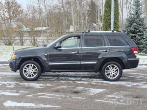 Black Jeep Grand Cherokee 2009 in Riga, with an engine capacity of 3.00 L and mileage of 330 thousand km for 4650 €, photo 6 on AUTOMOTO.COM.LV