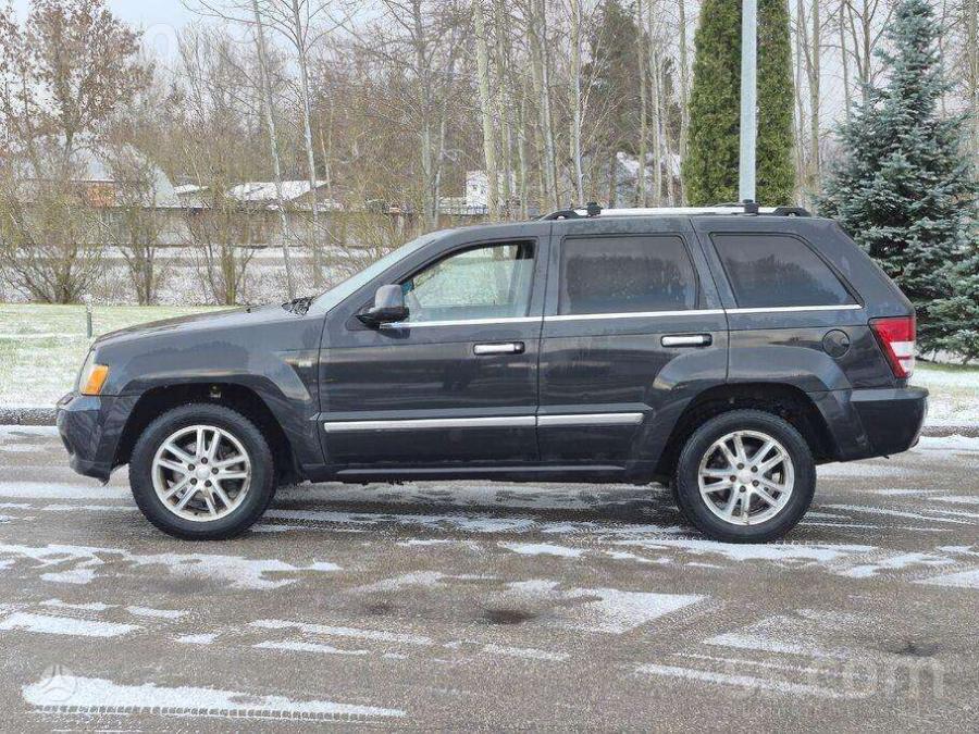 Black Jeep Grand Cherokee 2009 in Riga, with an engine capacity of 3.00 L and mileage of 330 thousand km for 4650 €, photo 6 on AUTOMOTO.COM.LV