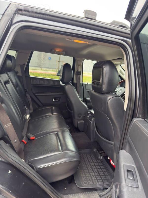 Black Jeep Grand Cherokee 2009 in Liepaja, with an engine capacity of 3.00 L and mileage of 332 thousand km for 5700 €, photo 3 on AUTOMOTO.COM.LV