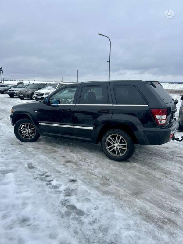 Black Jeep Grand Cherokee 2010 in Kaunas, with an engine capacity of 2.99 L and mileage of 291 thousand km for 7399 €, photo 8 on AUTOMOTO.COM.LV