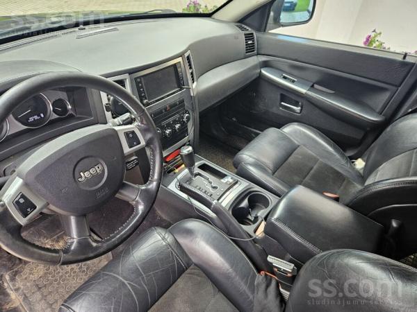 Jeep Grand Cherokee 2010 Liepāja vietnē Melns Jeep Grand Cherokee 2010 Liepāja, ar dzinēja tilpumu 3.00 L un nobraukumu 370 tūkst. km par 3800 €, foto 7 vietnē AUTOMOTO.COM.LV