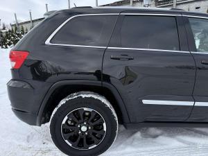 Black Jeep Grand Cherokee 2011 in Siauliai, with an engine capacity of 2.99 L and mileage of 233 thousand km for 10950 €, photo 13 on AUTOMOTO.COM.LV