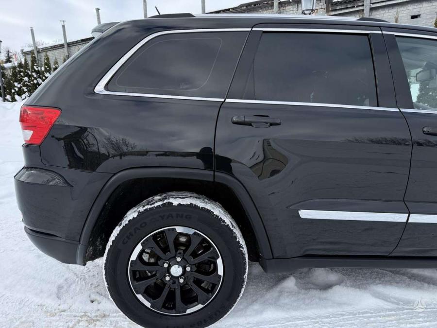 Black Jeep Grand Cherokee 2011 in Siauliai, with an engine capacity of 2.99 L and mileage of 233 thousand km for 10950 €, photo 13 on AUTOMOTO.COM.LV