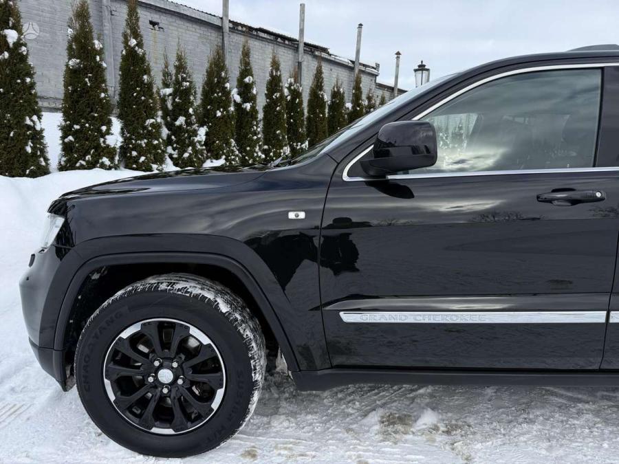 Black Jeep Grand Cherokee 2011 in Siauliai, with an engine capacity of 2.99 L and mileage of 233 thousand km for 10950 €, photo 15 on AUTOMOTO.COM.LV