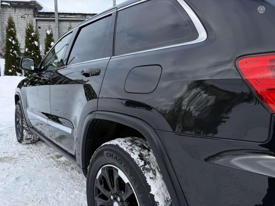 Black Jeep Grand Cherokee 2011 in Siauliai, with an engine capacity of 2.99 L and mileage of 233 thousand km for 10950 €, photo 17 on AUTOMOTO.COM.LV