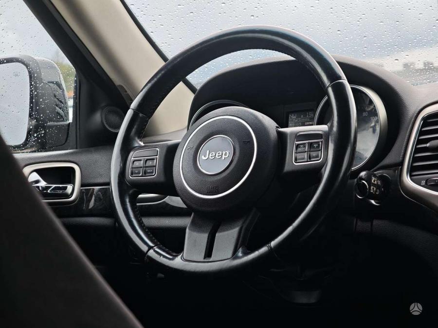 Black Jeep Grand Cherokee 2011 in Vilnius, with an engine capacity of 3.60 L and mileage of 392 thousand km for 7900 €, photo 5 on AUTOMOTO.COM.LV
