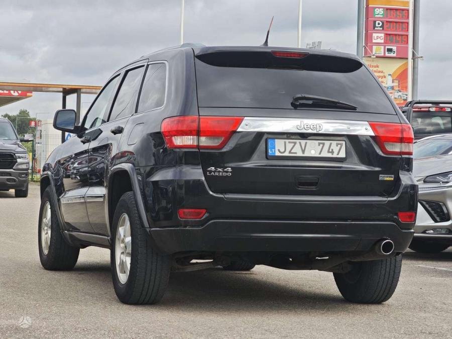 Black Jeep Grand Cherokee 2011 in Vilnius, with an engine capacity of 3.60 L and mileage of 392 thousand km for 7900 €, photo 7 on AUTOMOTO.COM.LV