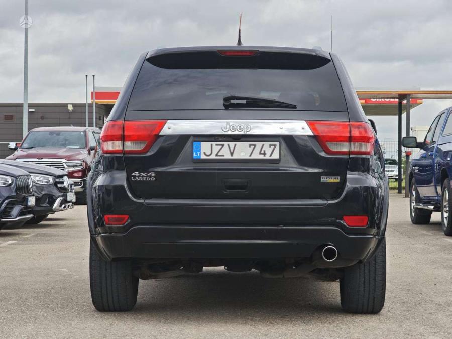 Black Jeep Grand Cherokee 2011 in Vilnius, with an engine capacity of 3.60 L and mileage of 392 thousand km for 7900 €, photo 8 on AUTOMOTO.COM.LV