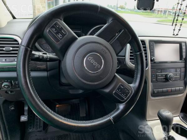 Black Jeep Grand Cherokee 2011 in Riga, with an engine capacity of 3.60 L and mileage of 286 thousand km for 9300 €, photo 4 on AUTOMOTO.COM.LV