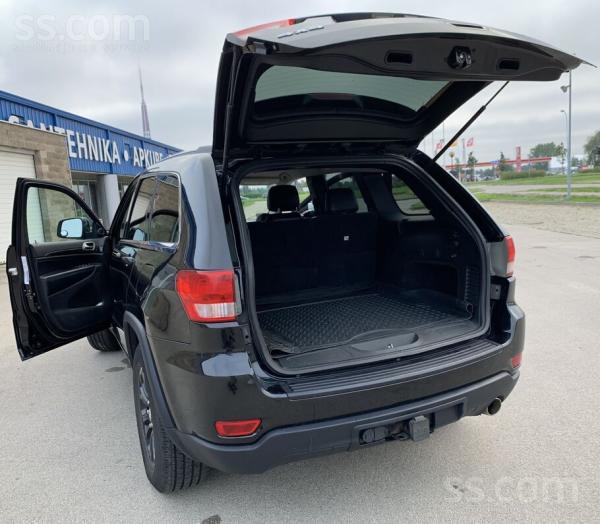 Black Jeep Grand Cherokee 2011 in Riga, with an engine capacity of 3.60 L and mileage of 286 thousand km for 9300 €, photo 6 on AUTOMOTO.COM.LV