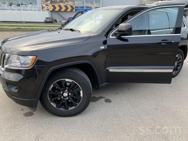 Black Jeep Grand Cherokee 2011 in Riga, with an engine capacity of 3.60 L and mileage of 286 thousand km for 9300 €, photo 7 on AUTOMOTO.COM.LV